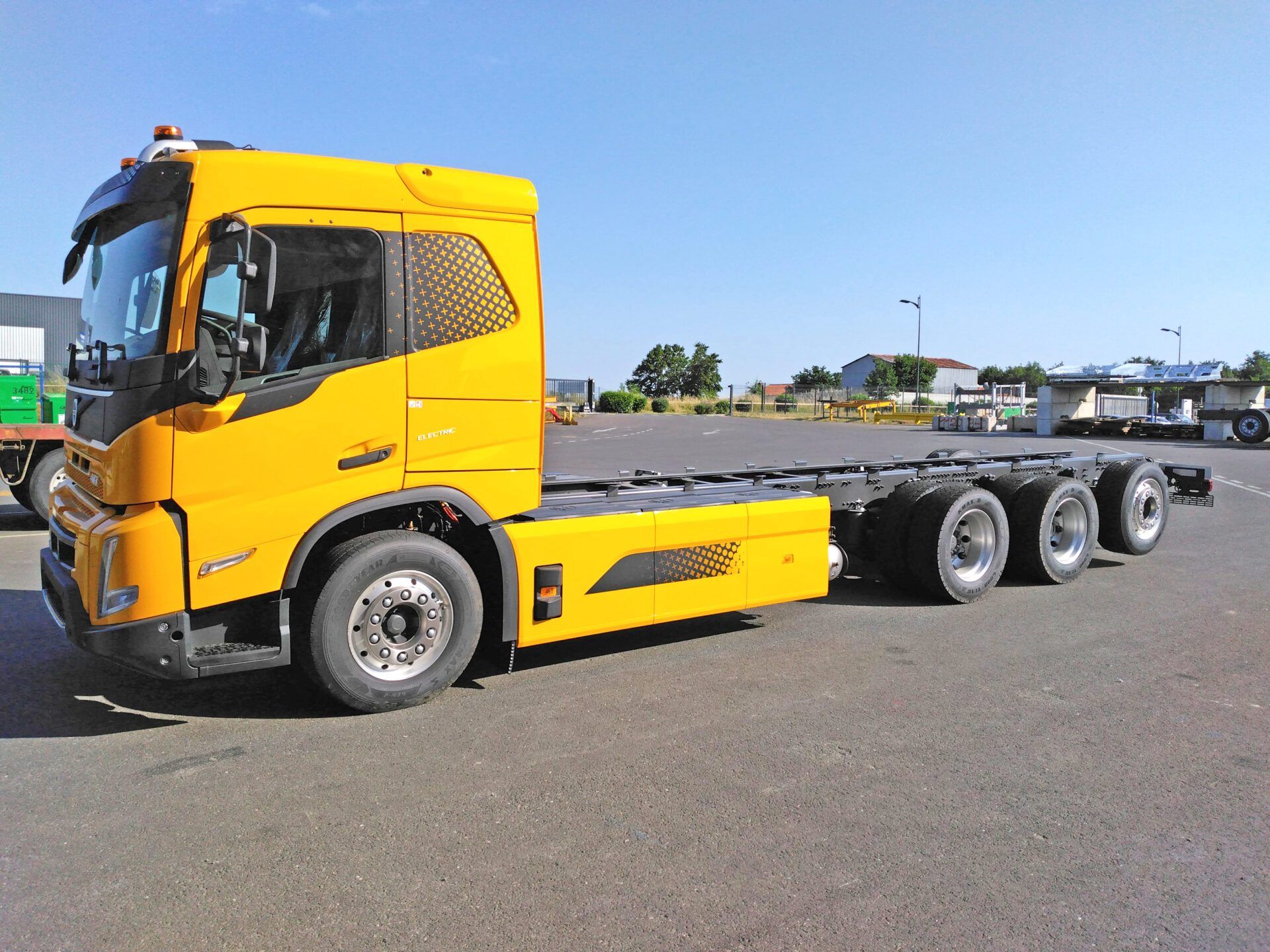 Kiloutou acquires a Volvo 32T electric truck, a european first ...